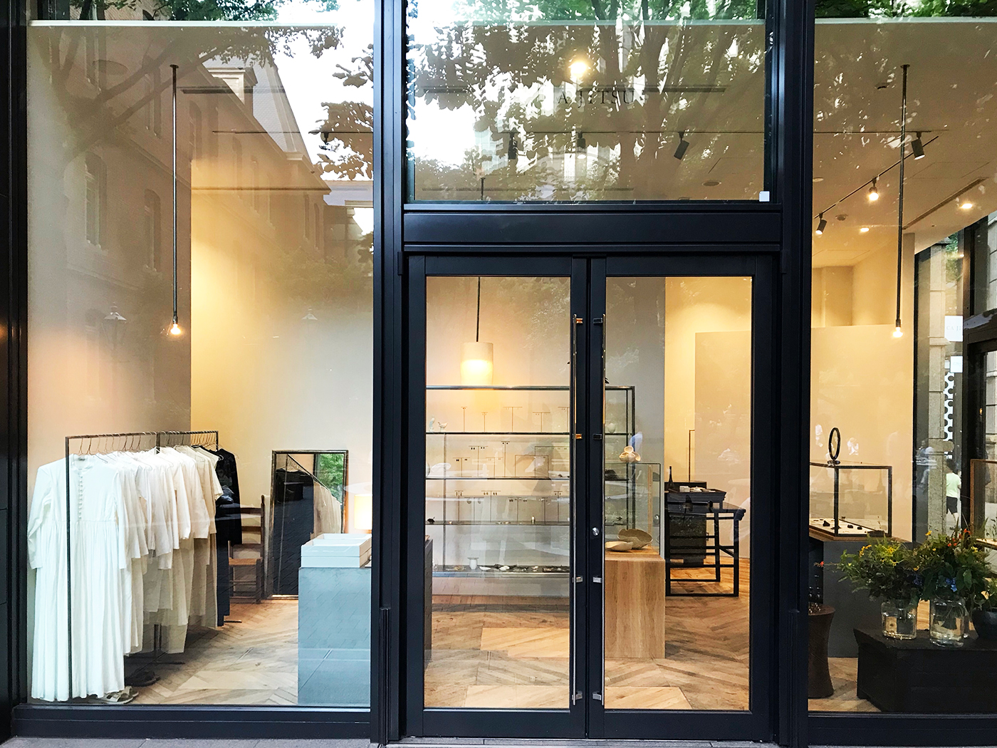 〈YAECA〉が手がけるセレクトショップ『CA JITSU』が東京・丸の内にオープン。 | Article | & Premium (アンド プレミアム)